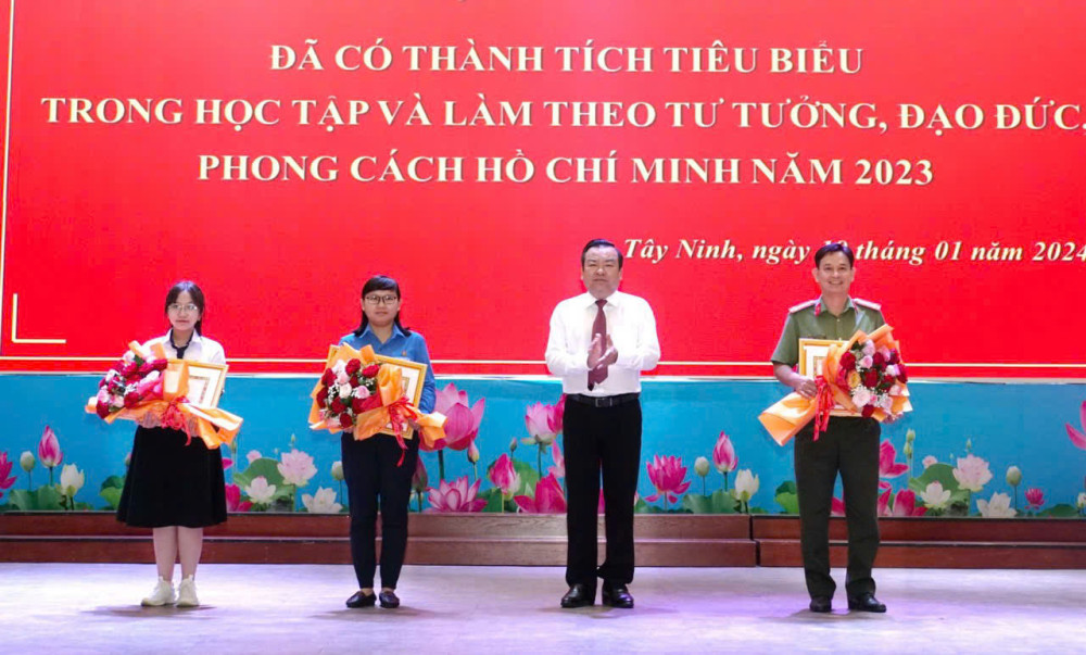 Ngọn lửa nhỏ thắp sáng phong trào học tập và làm theo gương Bác - Báo Long An Online